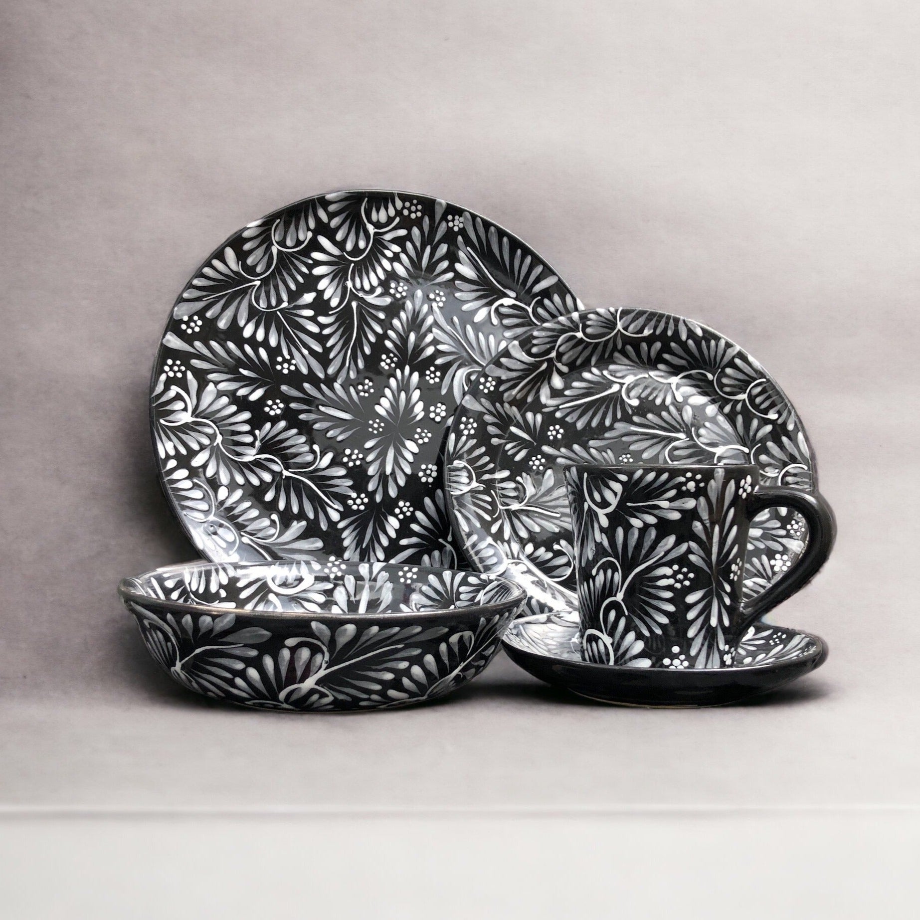 Vajilla plumeado fondo negro – CeramicaQuevedo